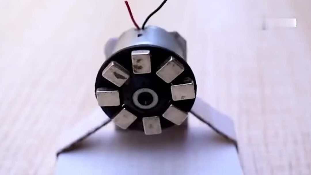 看自由能的小发电机,如何点亮灯泡