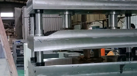非标定制超长台面的伺服四柱模切机己立起来了,后面就是调试啦[胜利]
