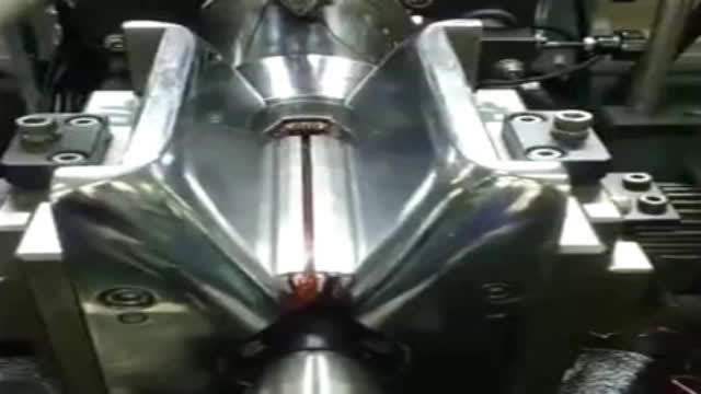 国内最先进的电机线缠绕机器,动作快,就是飞一般的感觉!