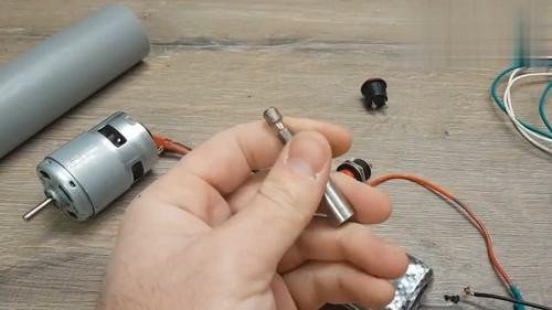 看小伙如何DIY一个电动螺丝刀,我给90分