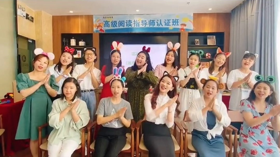 今天是一个可以大声表达爱的日子哦~作为幼师要学会用心去爱每一个...