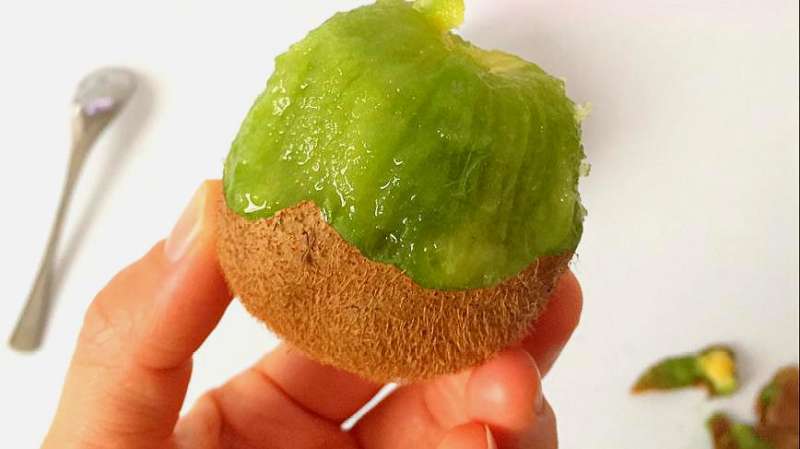 这样给猕猴桃剥皮,剥的干净不脏手,可惜大部分人不知道,很简单