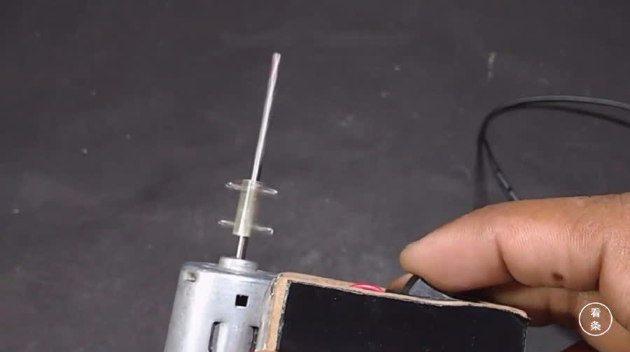 牛人自制微型手拿式电钻 感觉外面都买不到这么方便的