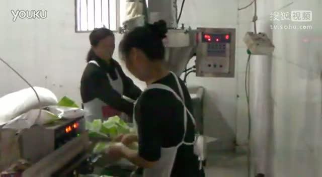 食盐称量包装机,江食品添加剂定量包装秤视频,纯碱计量包装设备