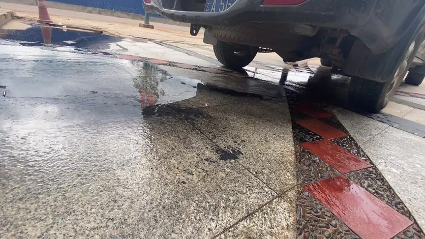 这个车是吃了黑心机油吗?一下喷的我一身啊#尾气排放 #排气声浪