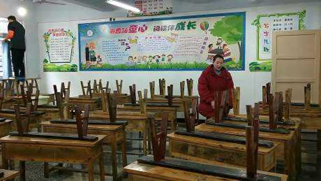 明天就要开学了,提前来教室打扫卫生,给学生一个干净的学习环境