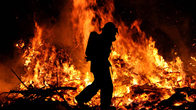 男子一根烟头引发火灾,停止这种做法远离悲剧!