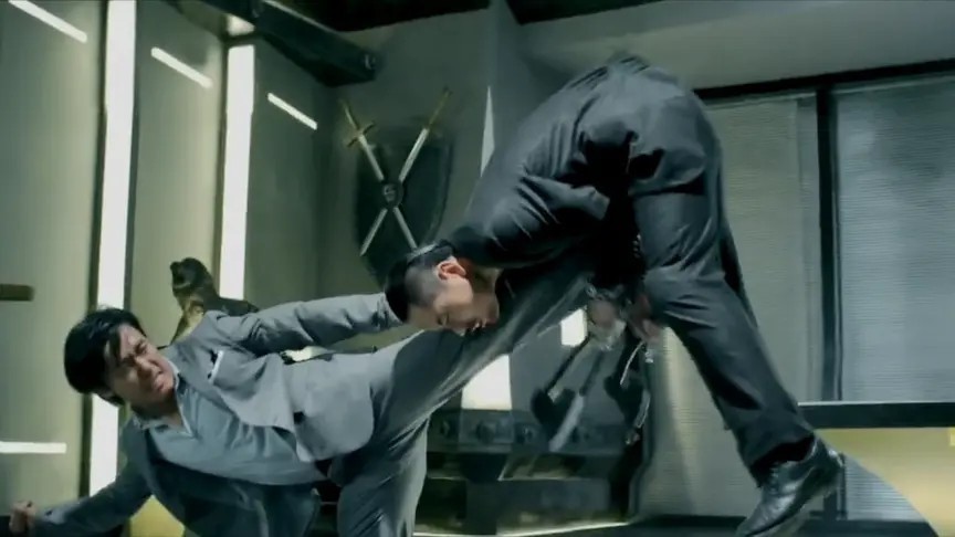 国产生猛动作片,这段戏致敬李小龙死亡游戏,疯狂闯关