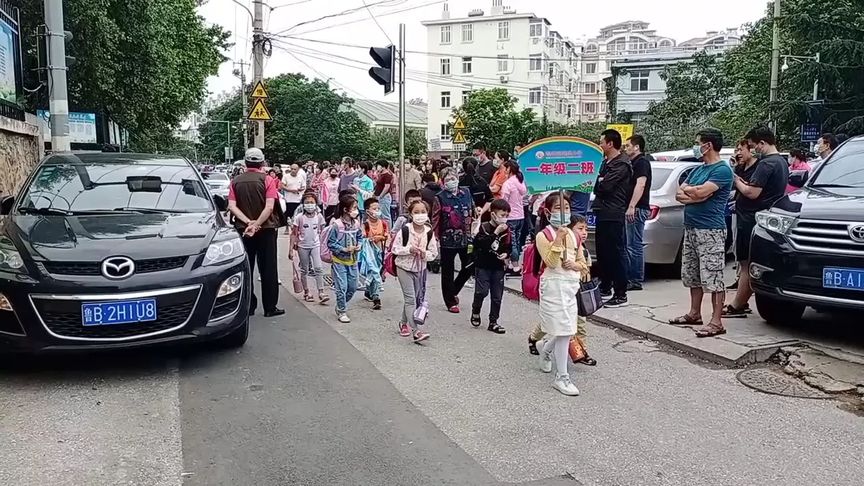 接哥哥放学,学校门口人山人海,现在的孩子都是宝,真幸福!