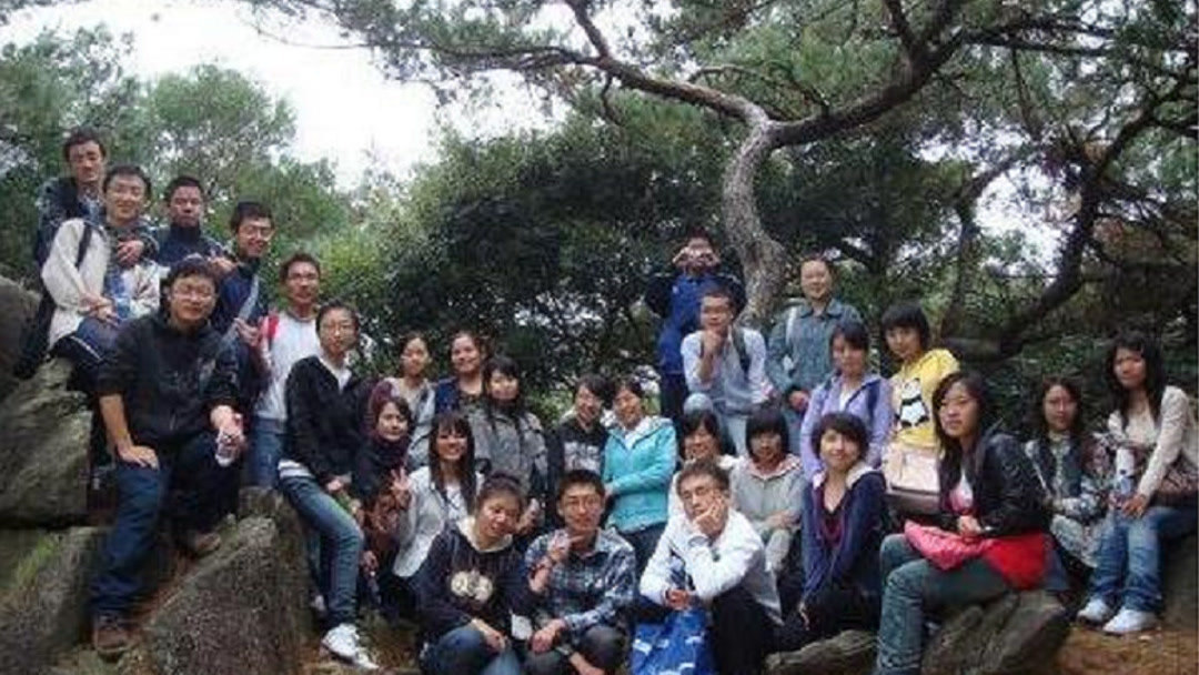 班级外出活动花费22300元,老师通知家长平摊,家长群里瞬间炸锅