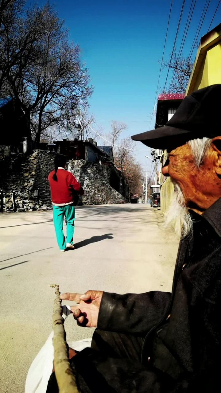 ...村民沿山峪而居。 上黄峪村是一个回民村,村子不大有三百余人,百分...