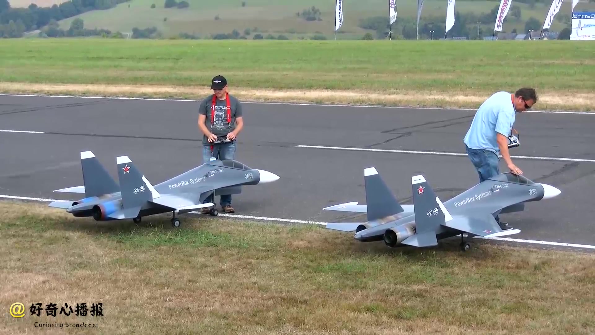 @好奇心播报:国外的大型航模飞机是用煤油还是锂电池充电呢?