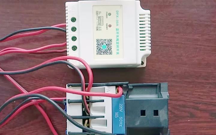 时控开关如何控制交流接触器?