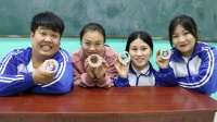 老师教学生做纸杯投影仪,学生做的真好看