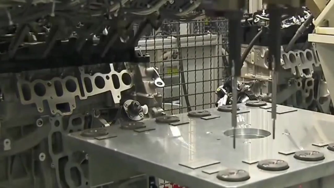 实拍汽车制造过程,整个过程看起来太爽了,我彻底被惊艳了