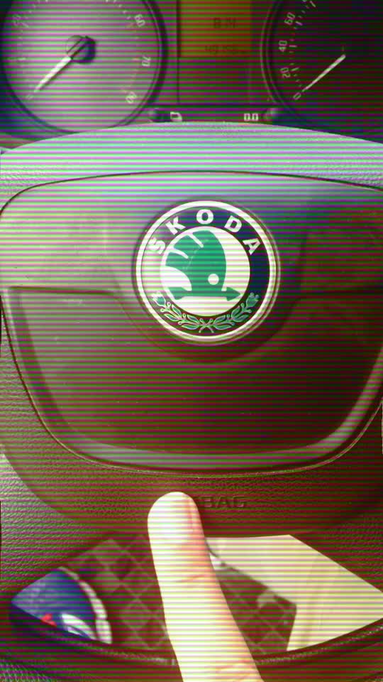 晶锐原装手柄,右侧为雨刷控制拨杆和多功能按键