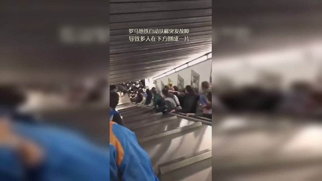 自动扶梯变“滑梯”飞速向下滚动人群倒成一片