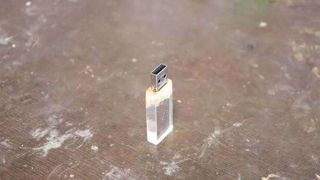 牛人制作木制环氧树脂USB存储器