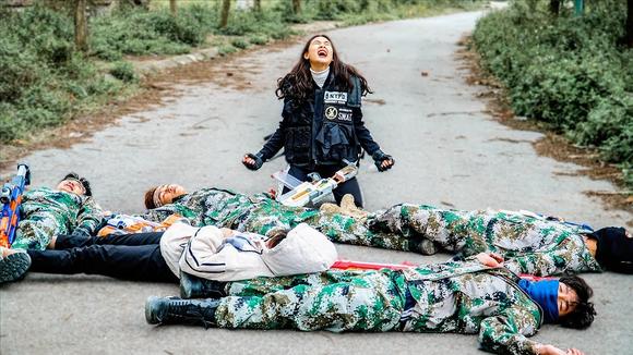 CS真人版:伤心的小姐姐化身成为特种战士,与坏蛋展开复仇!