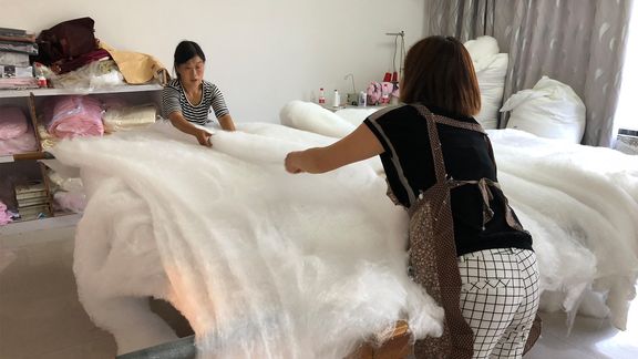 蚕丝被是如何制作的?小伙带你近距离观看制作过程,真是大开眼界