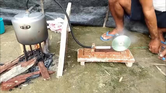 国外大爷自制蒸汽机