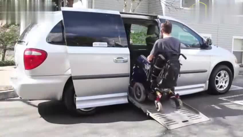 长见识小车改装后 残疾人也能开