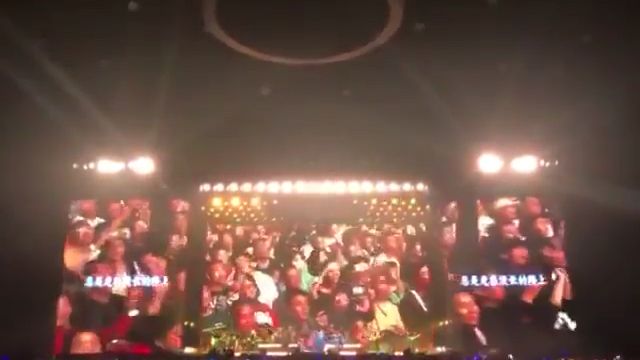 来看许巍的演唱会最享受的事情就是跟大家一起合唱那些经典的歌曲