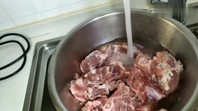 只要做到这三步,做出的清炖排骨汤色清亮不油腻,咸鲜香,忒好吃