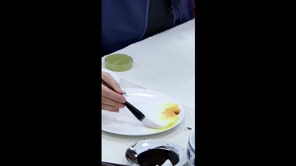 国画入门教程:黄色荷花的写意画法!