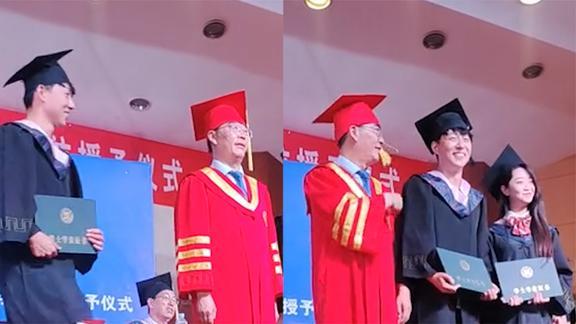 学位授予仪式男生突然上台,副校长秒懂送神助攻,爱情事业双丰收