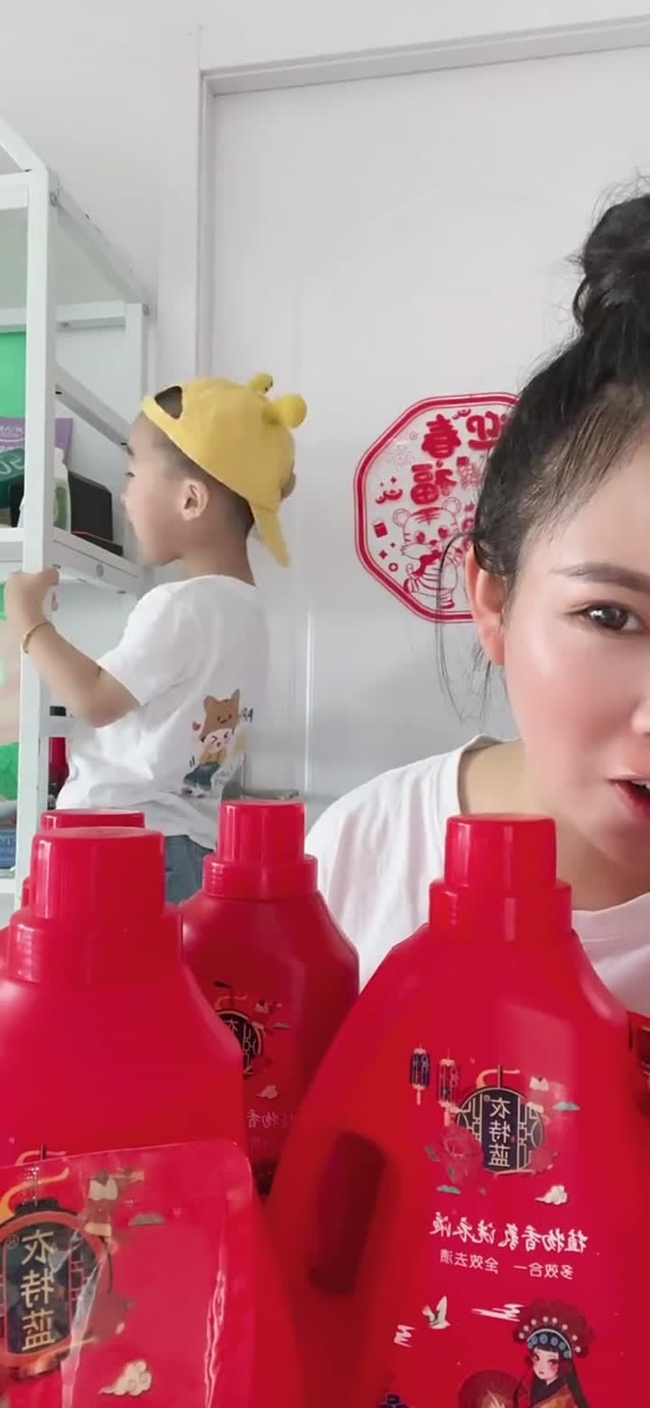 你们数一下,他要几颗巧克力才给我卖洗衣液