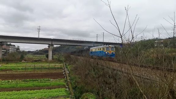 下午一点过几分钟,高铁422次刚刚北上,南下的货运列车就来了