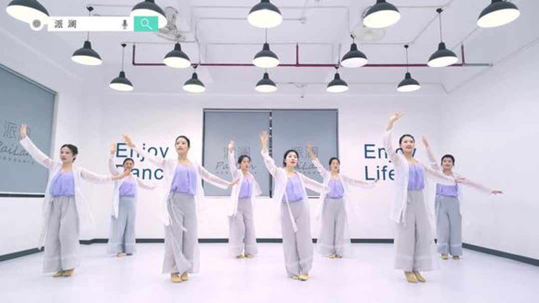 简单又好看的古风舞蹈《小城谣》,仿佛看见了古村落里的温婉少女