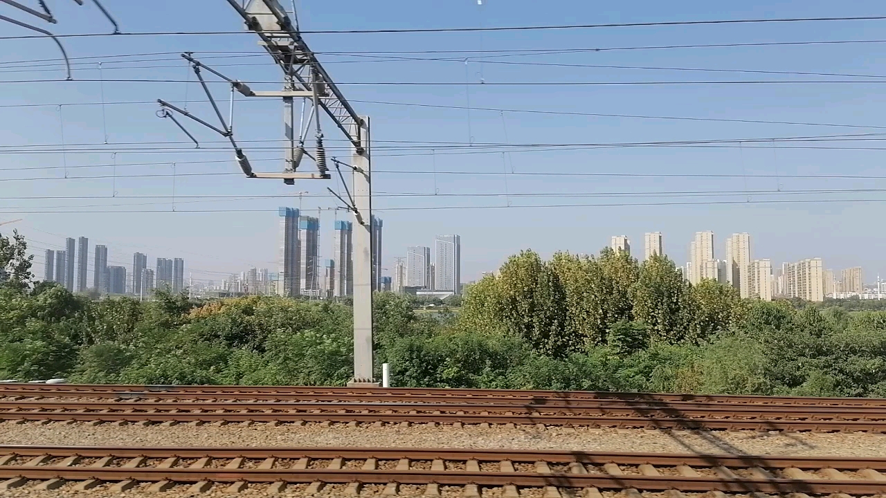 D3398次列车驶入武汉站