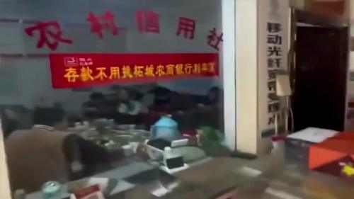 男子到信用社存钱,发现信用社有点不正规,网友,这咋跟家似的
