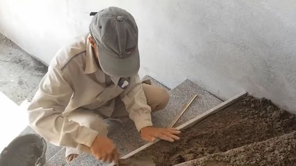 楼梯间拐角的台阶怎样才能铺出漂亮的扇形?真佩服农民工的手艺