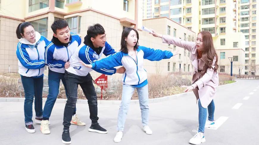 师生玩开火车游戏,不料学生说的都是绝地求生的地名,太逗了