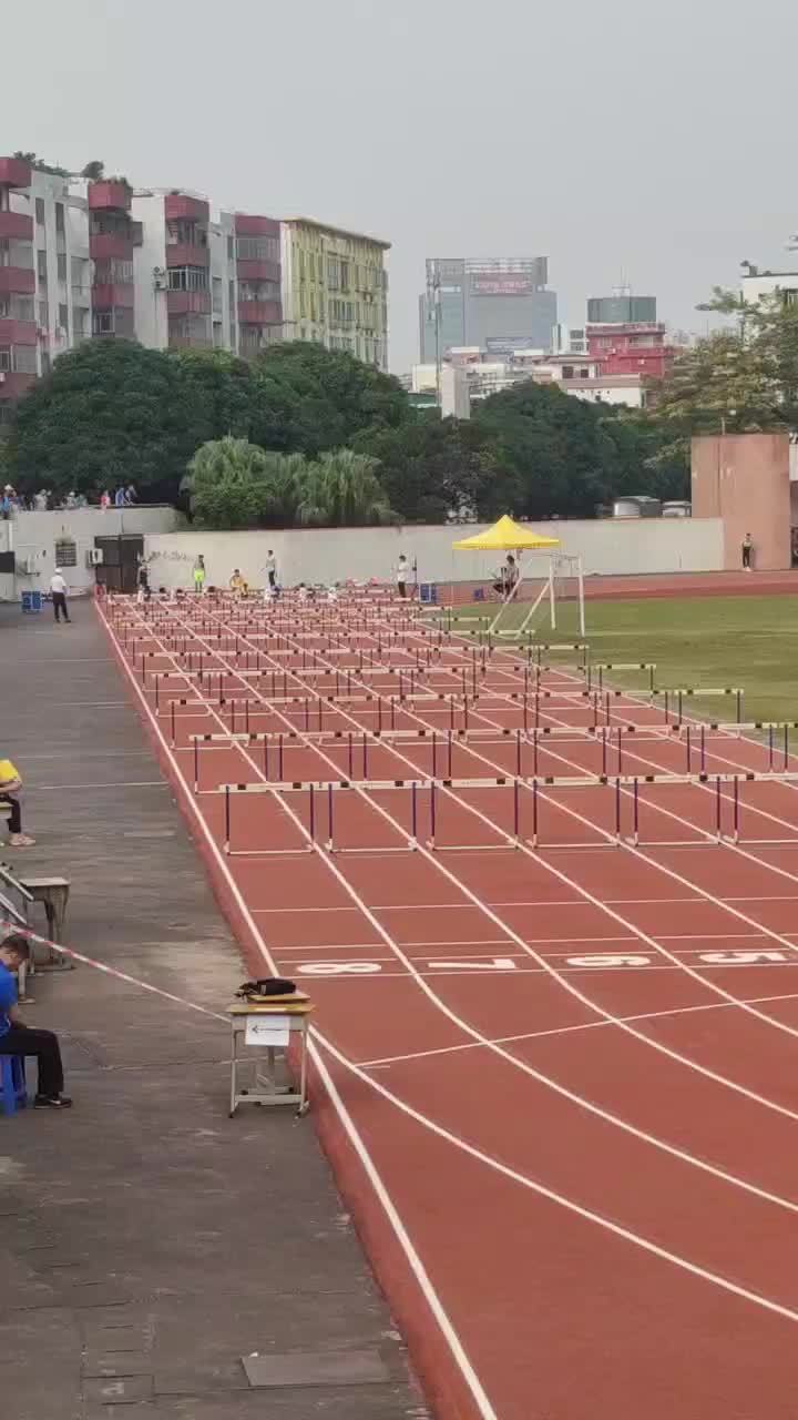 现在的小学生跨栏也太帅了吧,想学的报名,加入我们田径队!