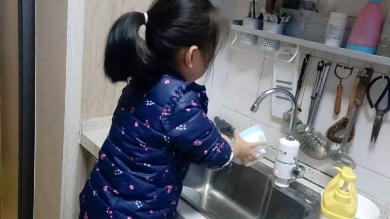 六岁女儿寒假在家练习做点家务活,不怕做不好,肯干就是好样的
