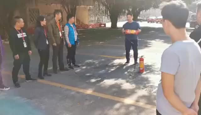 通达驾校消防演练,专家正在教大家灭火器如何用#深圳通达驾校 #学车 ...