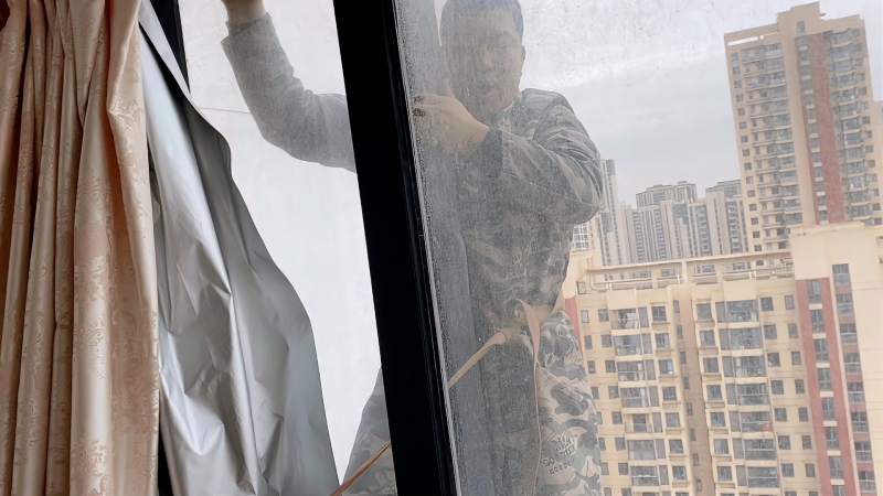 高空作业拆空调,20几层楼身上就一根安全绳,看的人都捏一把汗