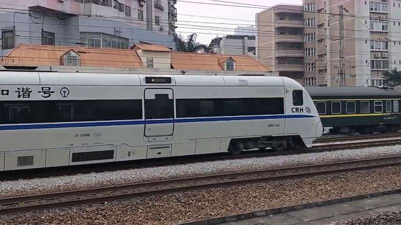 铁路随拍:绿皮不仅和高铁飙车,还与兄弟车飙,结局会是怎样的呢