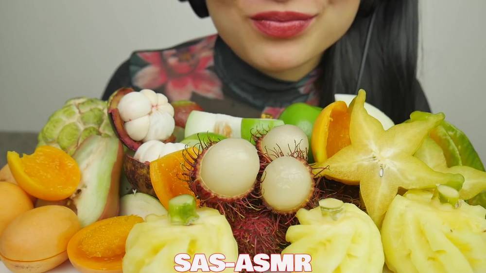 多种美味的热带水果,又新鲜又美味,美女真有口福!
