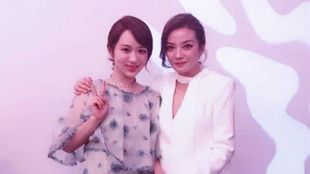 杨紫成功追星,不仅加上偶像微信还获赞,被夸像"小燕子"