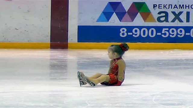 俄罗斯6岁萌娃花样滑冰,不小心摔倒了,却把观众都萌呆了