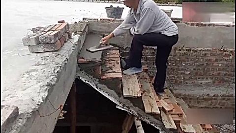 实拍农村自建房施工,楼梯怎么做成滑滑梯了?看完才知道是我错了