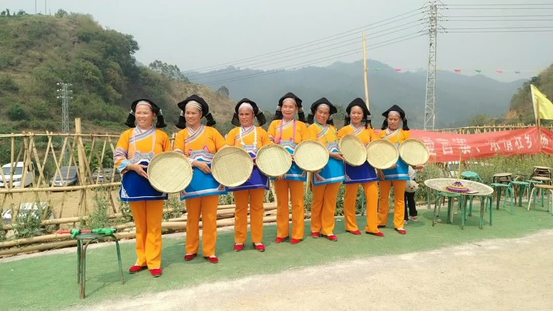 云南25个少数民族,今天小夫妻俩带大家来看这个名族的文化!