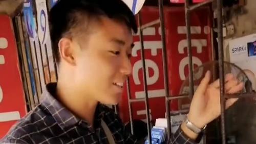 非洲的手机店是这样的,安保跟银行一样,就是这看手机的方式与众不同!