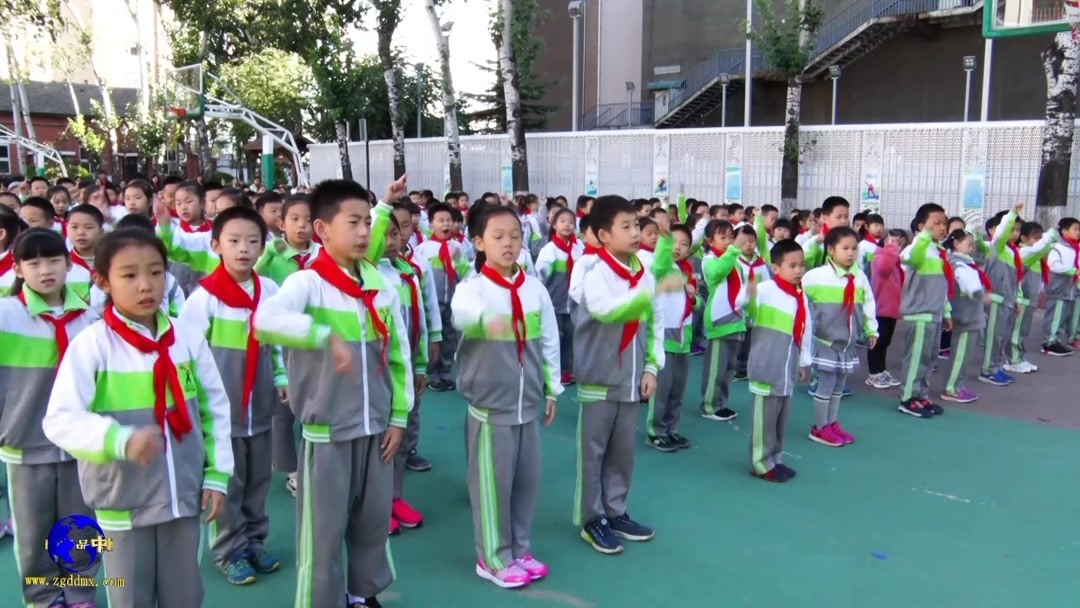 革新里小学开展建队日庆祝活动暨第十九届少代会开幕式