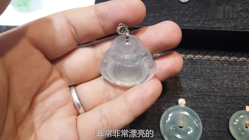这些翡翠就是再漂亮也不能买,老板叫价2000,其实连300都不值